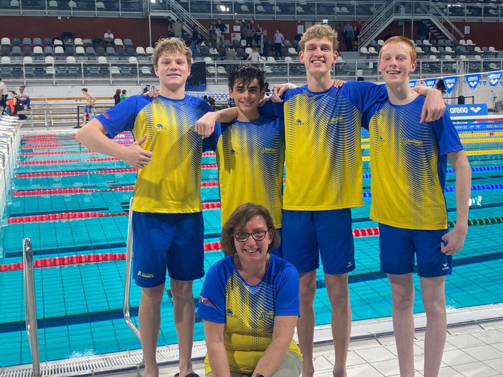 Junioren jongens stijgen boven zichzelf uit op NJK - Zwem- en Poloclub ...
